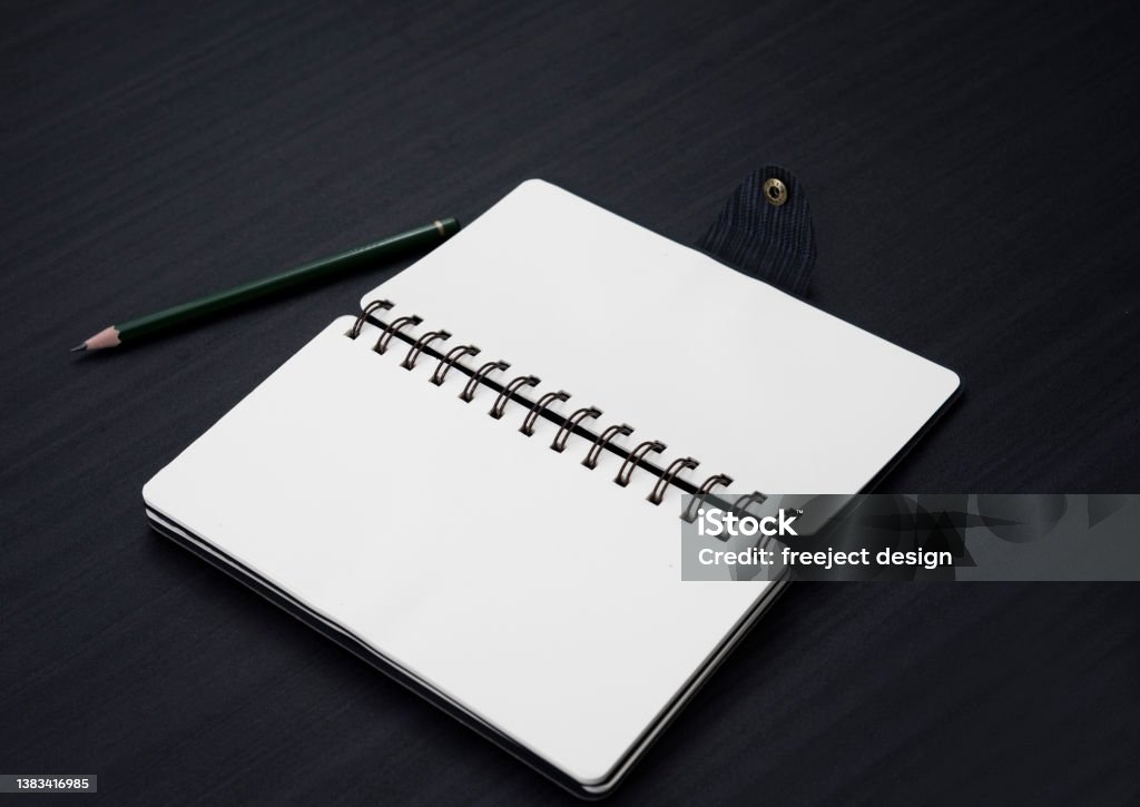 Meja Dengan Buku Sketsa Dan Pensil Di Atasnya Mockup Buku Catatan Di