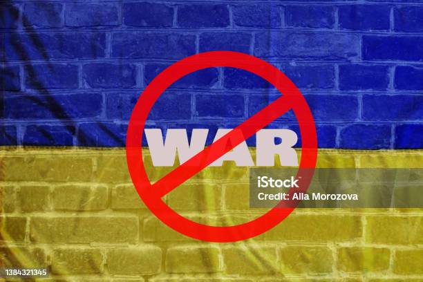 Bendera Ukraina Di Dinding Bata Dengan Perang Teks Dicoret Oleh Garis ... Bendera Ukraina Di Dinding Bata Dengan Perang Teks Dicoret Oleh Garis ...
