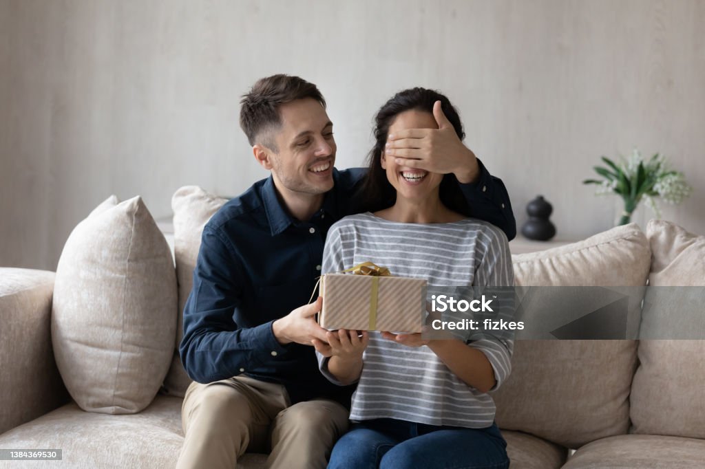 Photo Libre De Droit De Un Mari Aimant Donne Un Coffret Cadeau Qui