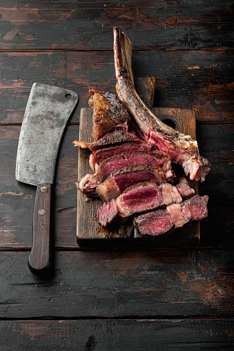 Irisan Steak Daging Sapi Panggang Langka Potongan Tomahawk Di Papan