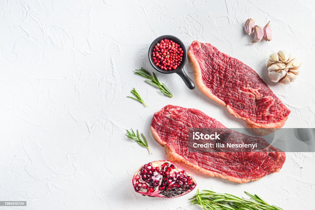 Dua Steak Daging Sapi Picanha Dengan Rosemary Dan Garnet Di Atas Latar