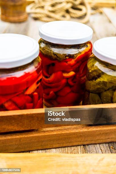 Stoples Kaca Dengan Acar Paprika Merah Konsep Makanan Yang Diawetkan