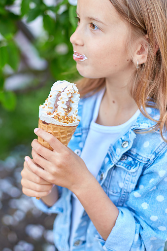 Linda Chica Tomando Y Comiendo Cono De Helado Italiano Mientras Descansa En El Parque El Día De