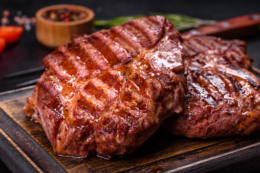 Steak Daging Sapi Ribeye Panggang Bumbu Dan Rempahrempah Di Atas Meja