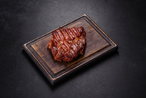 Steak Daging Sapi Ribeye Panggang Bumbu Dan Rempahrempah Di Atas Meja