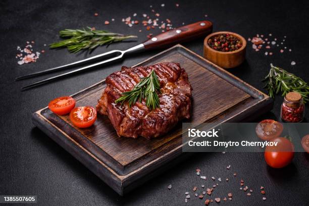 Steak Daging Sapi Ribeye Panggang Bumbu Dan Rempahrempah Di Atas Meja