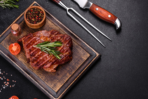 Steak Daging Sapi Ribeye Panggang Bumbu Dan Rempahrempah Di Atas Meja