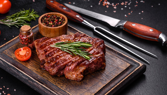 Steak Daging Sapi Ribeye Panggang Bumbu Dan Rempahrempah Di Atas Meja