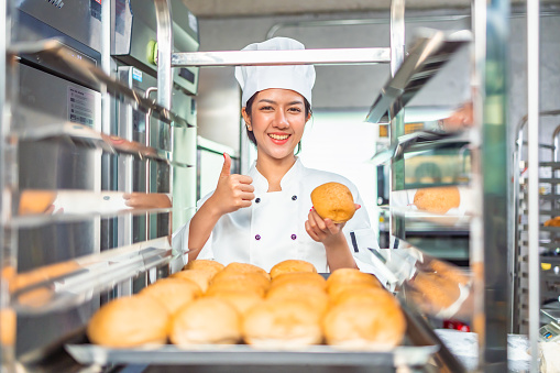 Pembuat Roti Wanita Muda Yang Tersenyum Menatap Kamera Koki Pembuat ... Pembuat Roti Wanita Muda Yang Tersenyum Menatap Kamera Koki Pembuat ...
