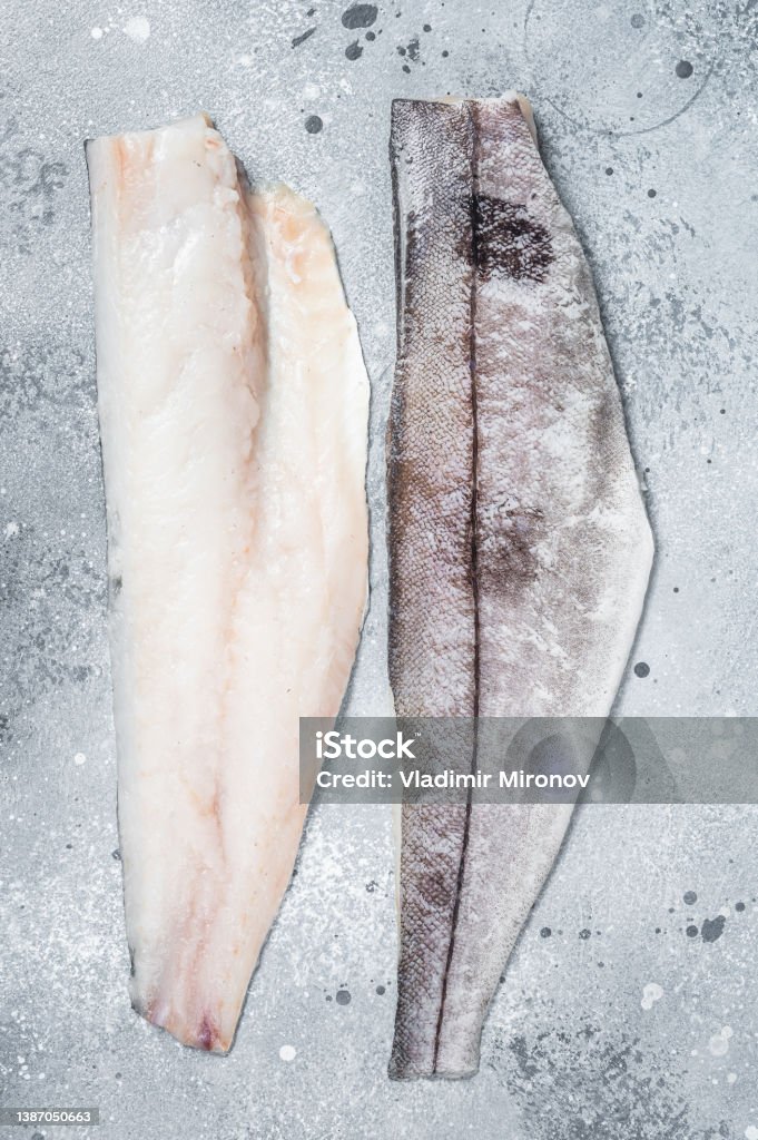 Dua Fillet Ikan Haddock Mentah Di Atas Meja Dapur Latar Belakang Abuabu Tampilan Atas Foto Stok