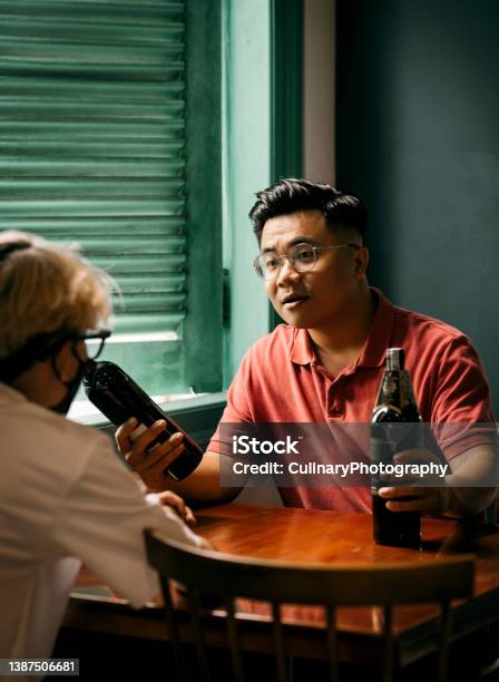 Sommelier Profesional Muda Asia Memegang Botol Anggur Untuk Menunjukkan