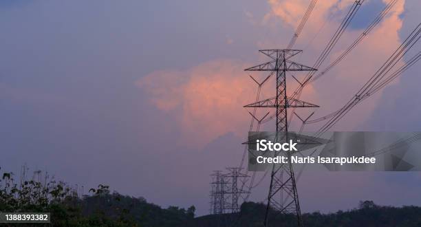 Tiang Listrik Dan Saluran Transmisi Listrik Saat Matahari Terbenam