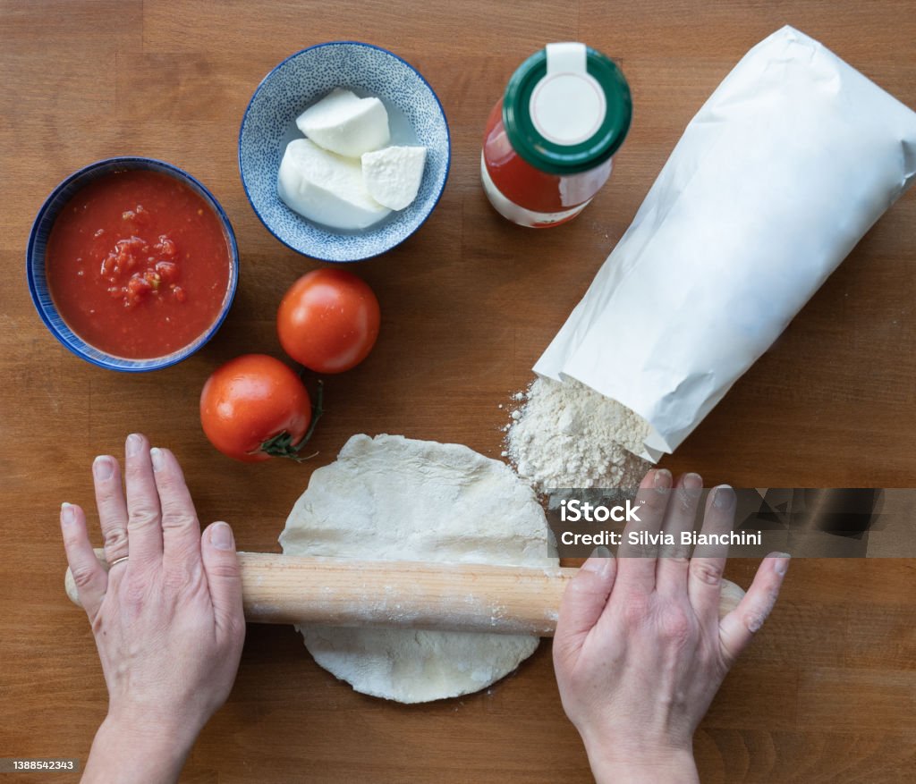 Tangan Memegang Rolling Pin Menguleni Adonan Pizza Di Atas Meja Kayu ... Tangan Memegang Rolling Pin Menguleni Adonan Pizza Di Atas Meja Kayu ...
