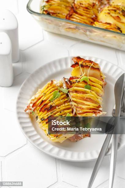 Casserole Kentang Dalam Piring Putih Irisan Kentang Dengan Ham Dan