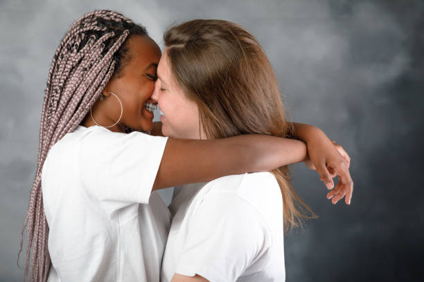 8 900 Fotos Bilder Und Lizenzfreie Bilder Zu Lesbian Kissing Istock