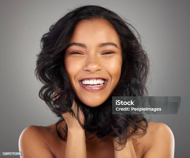 Potret Yang Dipotong Dari Seorang Wanita Muda Yang Menarik Berpose Di ... Potret Yang Dipotong Dari Seorang Wanita Muda Yang Menarik Berpose Di ...