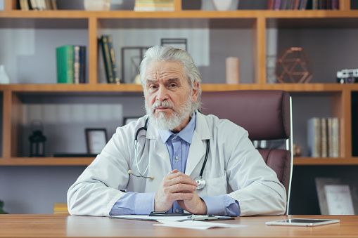 Potret Seorang Dokter Senior Berpengalaman Pria Berambut Abuabu Yang ... Potret Seorang Dokter Senior Berpengalaman Pria Berambut Abuabu Yang ...