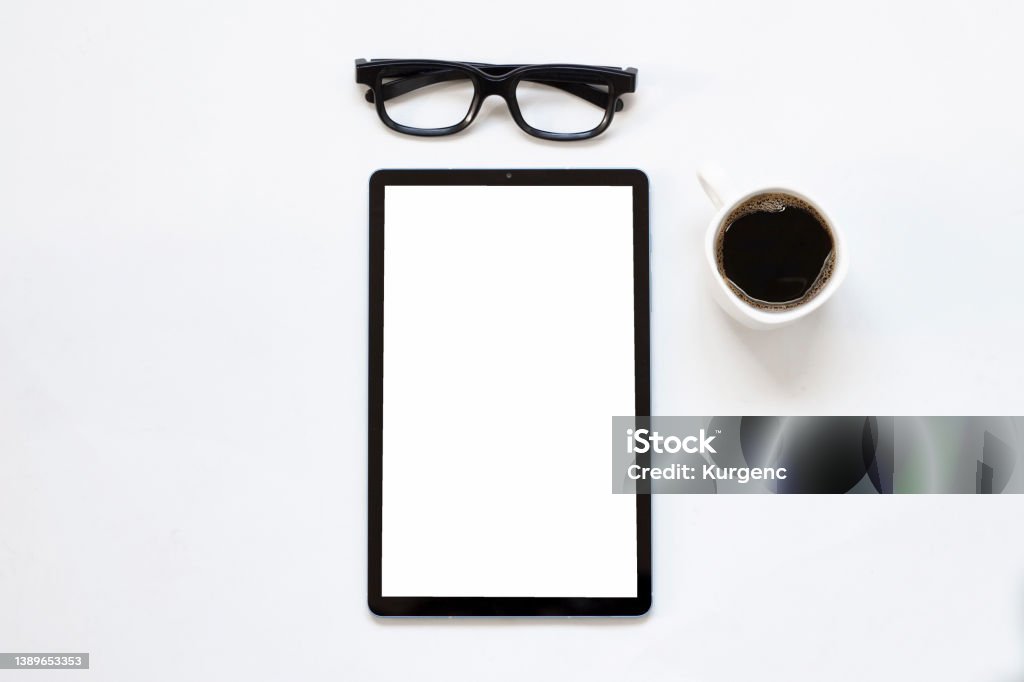 Mock Up Tablet Digital Dengan Layar Kosong Kopi Dan Kacamata Di Meja