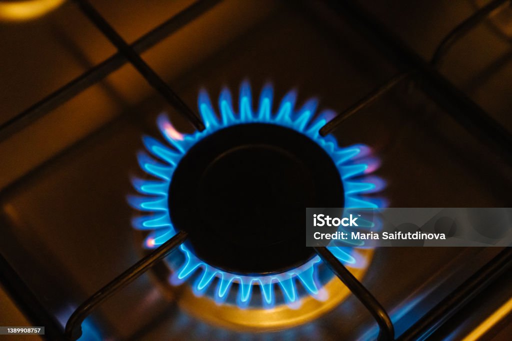 Photo Libre De Droit De Un Feu Sallume Dans Le Brûleur De La Cuisinière