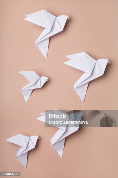 Origami De Paloma Blanca Como Símbolo De Paz Sobre Un Fondo Rosa Foto ... Origami De Paloma Blanca Como Símbolo De Paz Sobre Un Fondo Rosa Foto ...