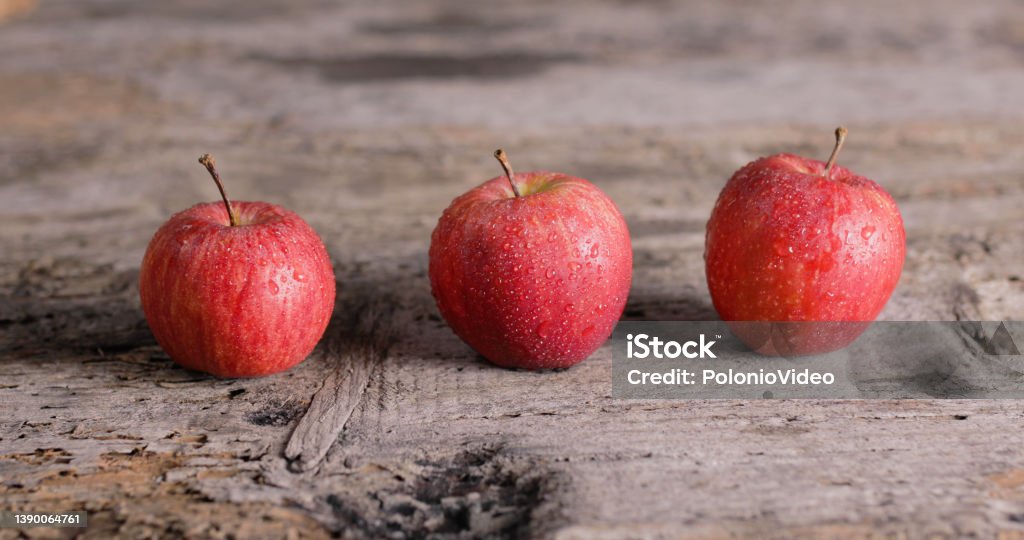 Apel Merah Italia Dalam Keranjang Buah Di Atas Meja Kayu Foto Stok Unduh Gambar Sekarang Istock