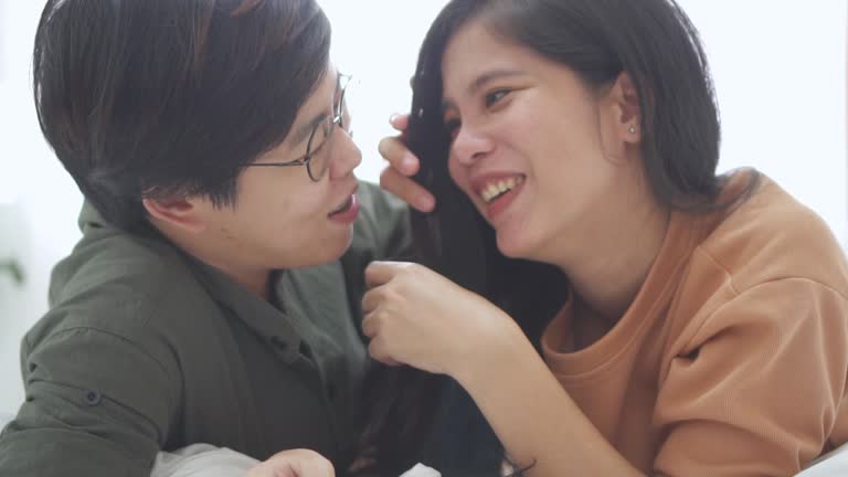 410 Beso De Chicas Lesbianas Mujeres Apasionados Vídeos De Stock Y