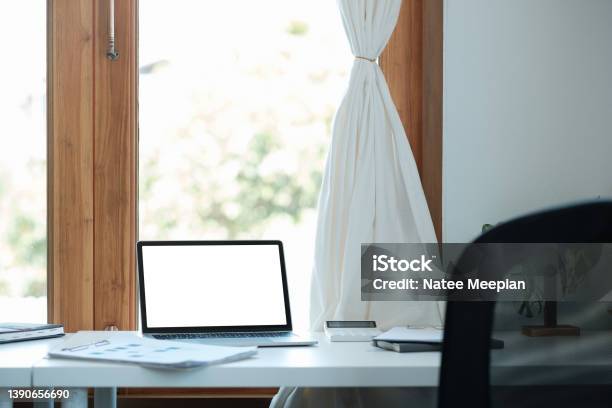 Mockup Laptop Dengan Layar Kosong Di Atas Meja Putih Dengan Kalkulator