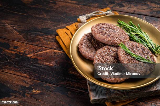 Patty Daging Sapi Burger Panggang Dengan Bumbu Dan Rempahrempah Di Atas