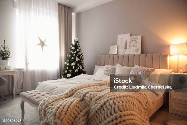 Pohon Natal Yang Didekorasi Dengan Indah Di Interior Kamar Tidur Foto ... Pohon Natal Yang Didekorasi Dengan Indah Di Interior Kamar Tidur Foto ...