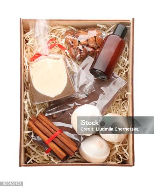Hadiah Bergaya Diatur Dalam Kotak Kayu Terisolasi Pada Putih Tampilan ... Hadiah Bergaya Diatur Dalam Kotak Kayu Terisolasi Pada Putih Tampilan ...