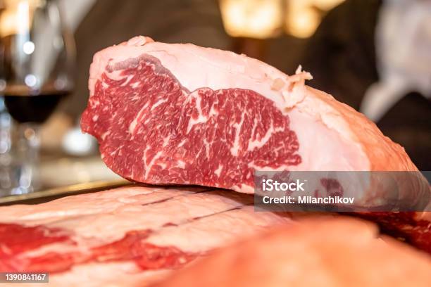 Potongan Ribeye Dari Daging Sapi Marmer Yang Baik Terletak Di Restoran
