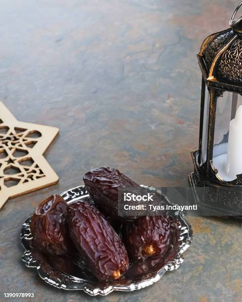 Buah Kurma Medjool Segar Disajikan Dalam Piring Kecil Foto Stok - Unduh ... Buah Kurma Medjool Segar Disajikan Dalam Piring Kecil Foto Stok - Unduh ...