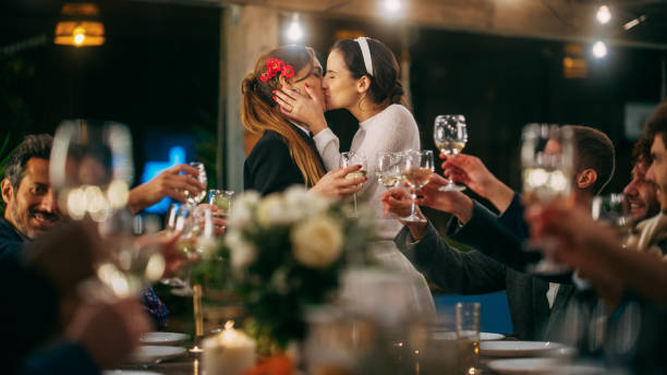 1 100 Interracial Lesbian Couple Kissing Fotografías De Stock Fotos E