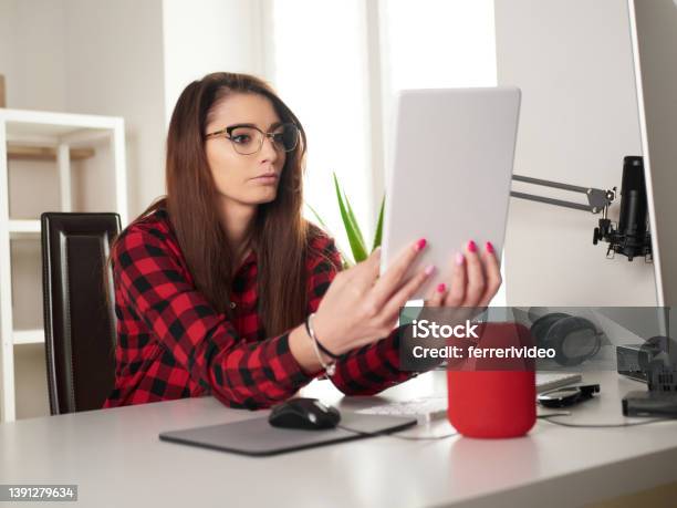 Wanita Muda Yang Bekerja Di Rumah Dengan Pc Desktop Dan Tablet Digital