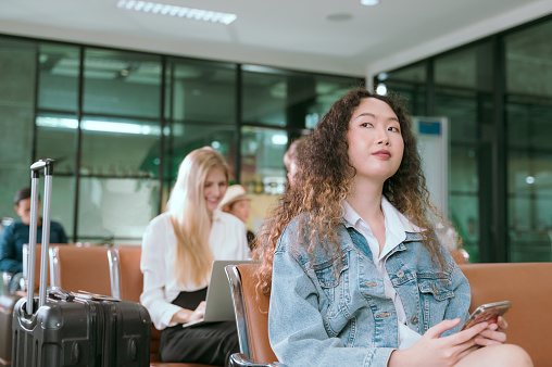Photo Libre De Droit De Femme Sasseyant Avec La Valise Dans Le Hall