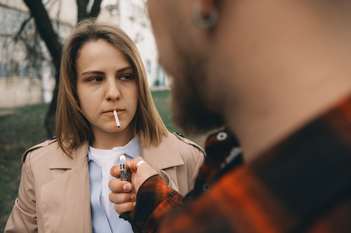Foto De Homem Acendendo Cigarro De Mulher Na Rua E Mais Fotos De Stock De 20 24 Anos 20 24