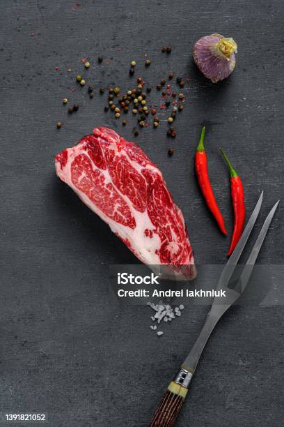Steak Daging Sapi Mentah Segar Dengan Bumbu Cabai Dan Garpu Daging