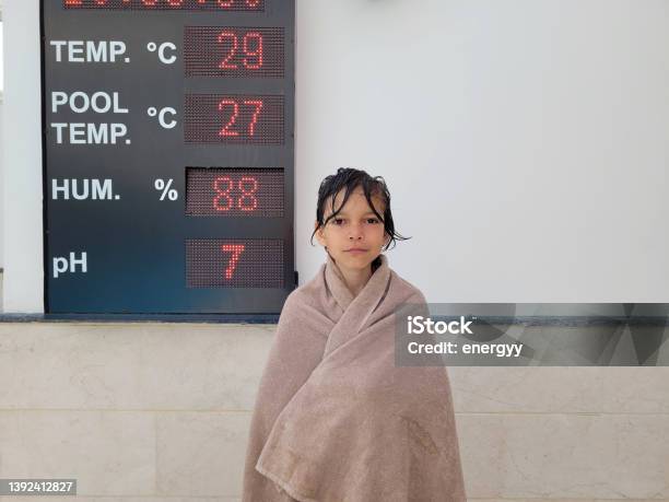 Chico Que Acaba De Salir De La Piscina Secándose Con Una Toalla Foto De