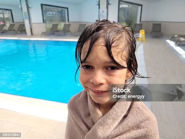 Chico Que Acaba De Salir De La Piscina Secándose Con Una Toalla Foto De