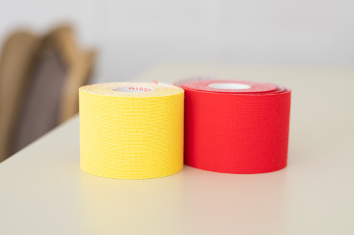 Atur Dengan Pita Kinesio Warna Yang Berbeda Pada Latar Belakang Pastel ... Atur Dengan Pita Kinesio Warna Yang Berbeda Pada Latar Belakang Pastel ...