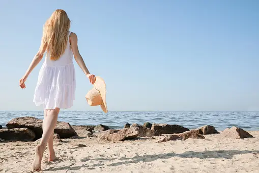 30 000 Woman Walking On Beach Pictures Download Free Images On Unsplash