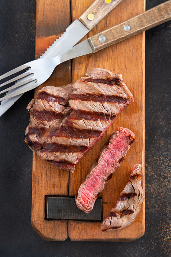 Steak Fillet Daging Sapi Panggang Dengan Bumbu Dan Rempahrempah Di Atas
