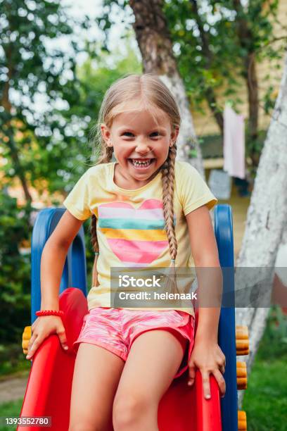 Gadis Kecil Yang Lucu Bermain Di Slide Di Taman Bermain Masa Kanak ... Gadis Kecil Yang Lucu Bermain Di Slide Di Taman Bermain Masa Kanak ...