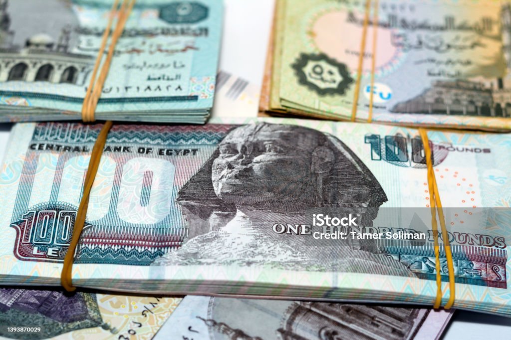 Tumpukan Uang Mesir Pound Uang Kertas Terisolasi Pada Latar Belakang ... Tumpukan Uang Mesir Pound Uang Kertas Terisolasi Pada Latar Belakang ...