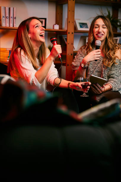 180 Dos Amigos Canta En El Karaoke En Club Nocturno Fotografías De