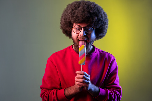 Pria Dengan Gaya Rambut Afro Dengan Es Krim Di Tangan Menikmati