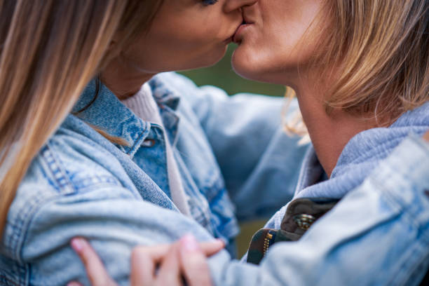 790 Mature Lesbian Kiss Fotografías De Stock Fotos E Imágenes Libres