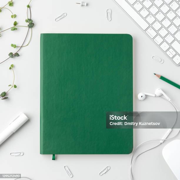 Tampilan Atas Ruang Kerja Dengan Notebook Hijau Keyboard Mouse Spidol Pensil Headphone Pin Dan