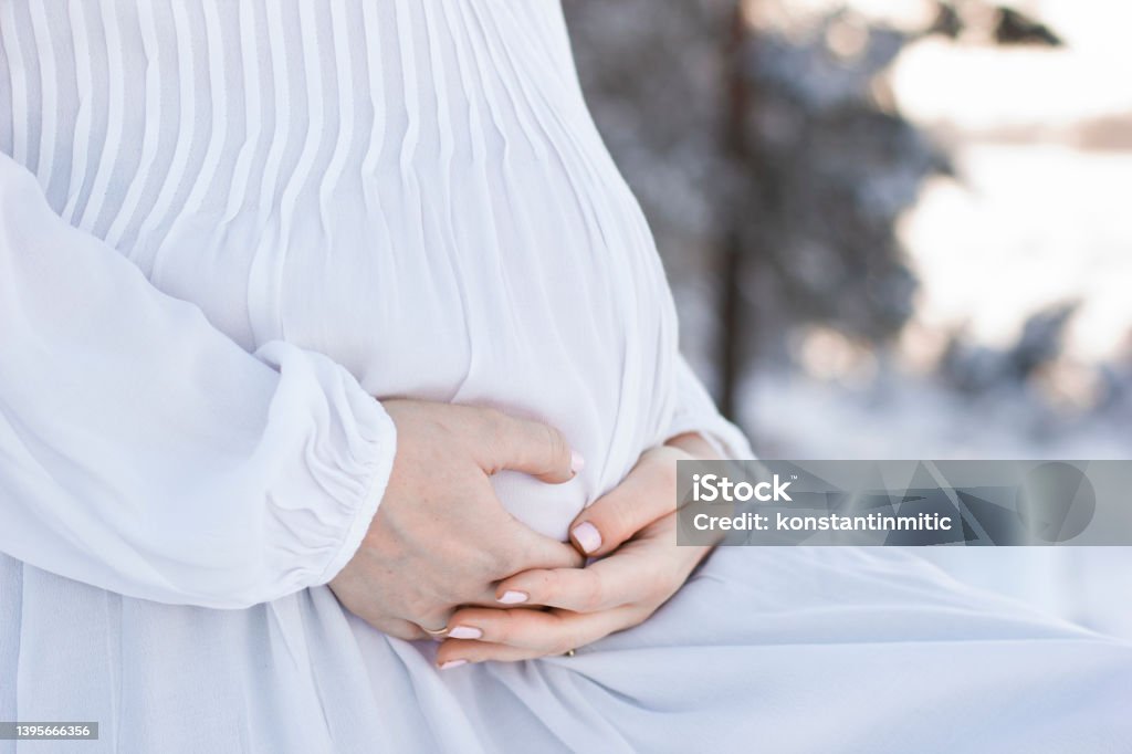 Die Im Neunten Monat Schwangere Frau Hält Sich An Ihrem Bauch Fest