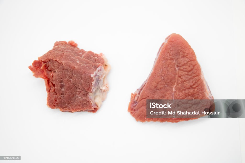 Daging Sapi Mentah Dengan Latar Belakang Putih Tampilan Atas Potongan